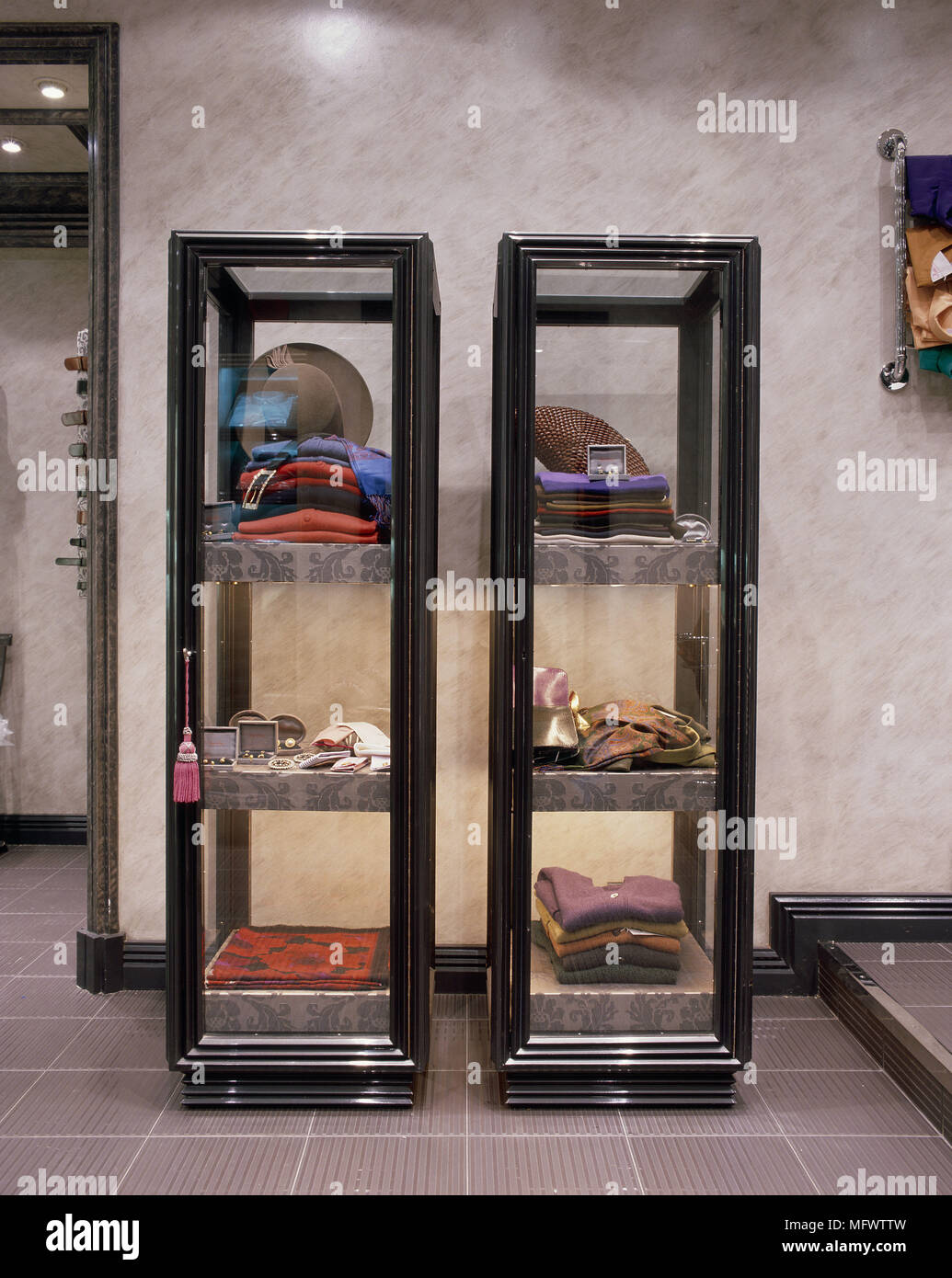 Walls display cases hi-res stock photography and images - Alamy