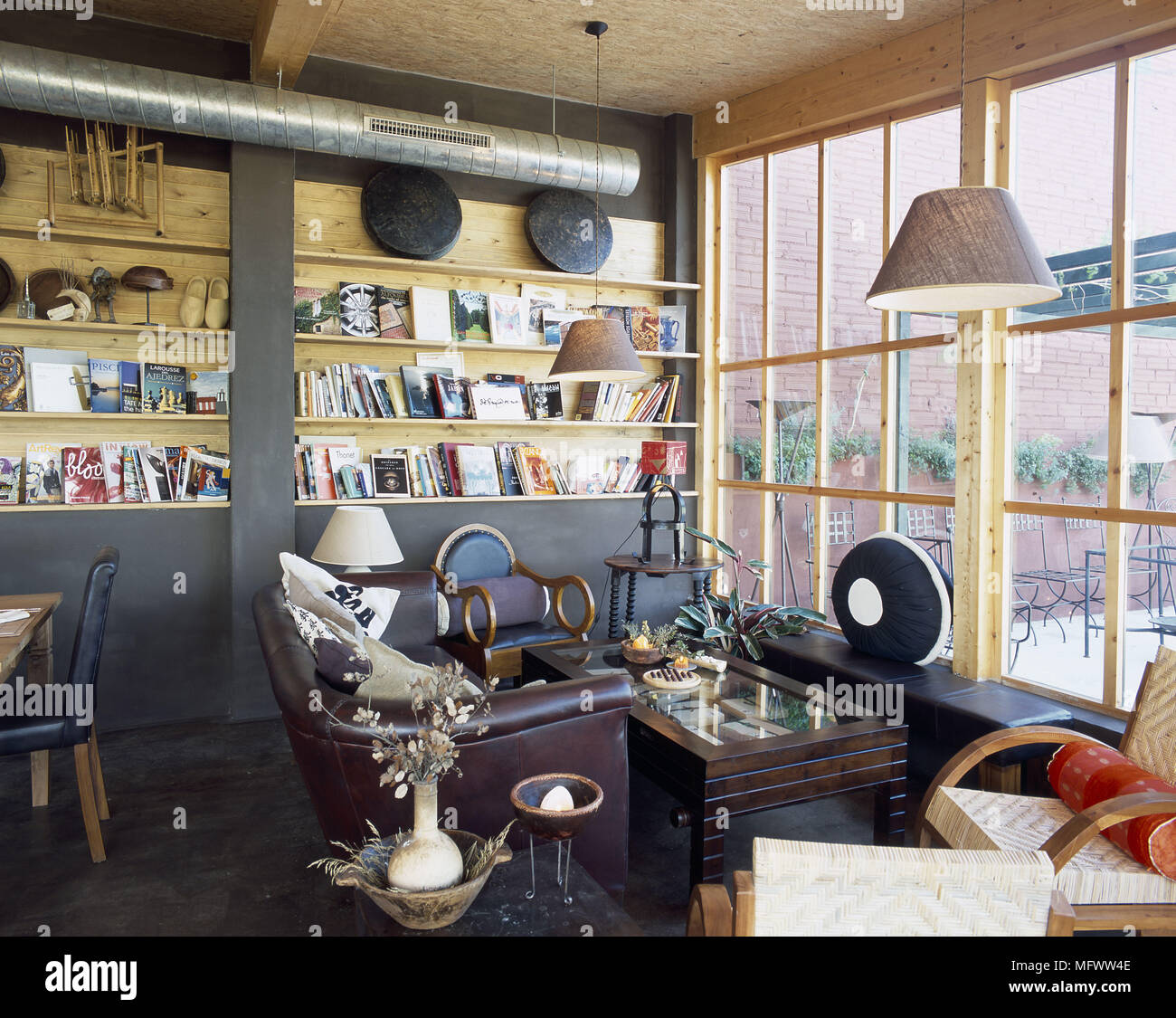 Bookshelf in lounge hi-res stock photography and images - Alamy