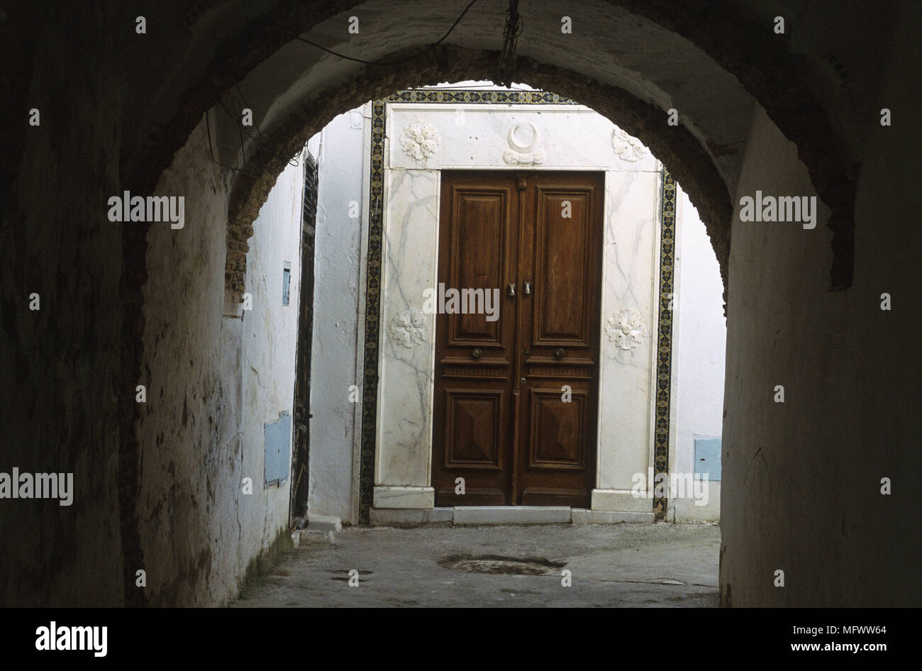 View of a closed door of a house Stock Photo - Alamy