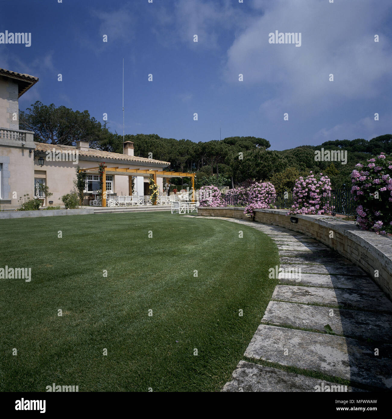 Sprawling house hi-res stock photography and images - Alamy
