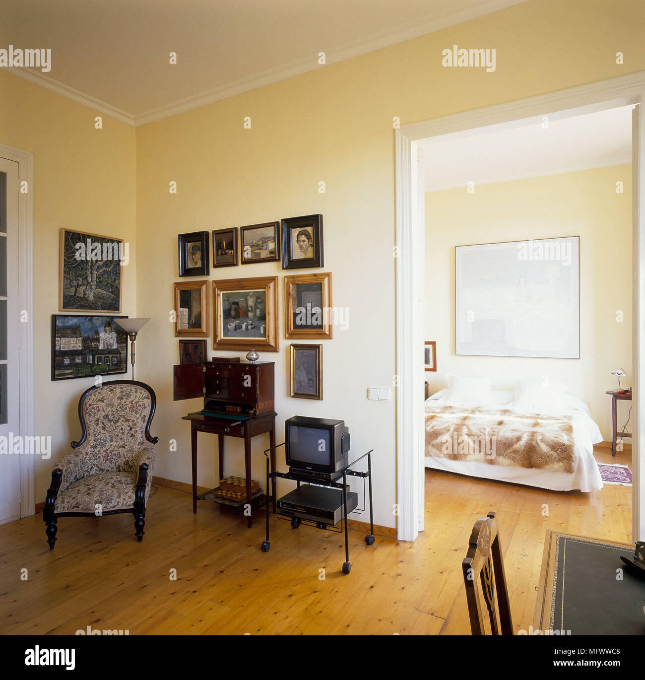 Room adorned hi-res stock photography and images - Alamy