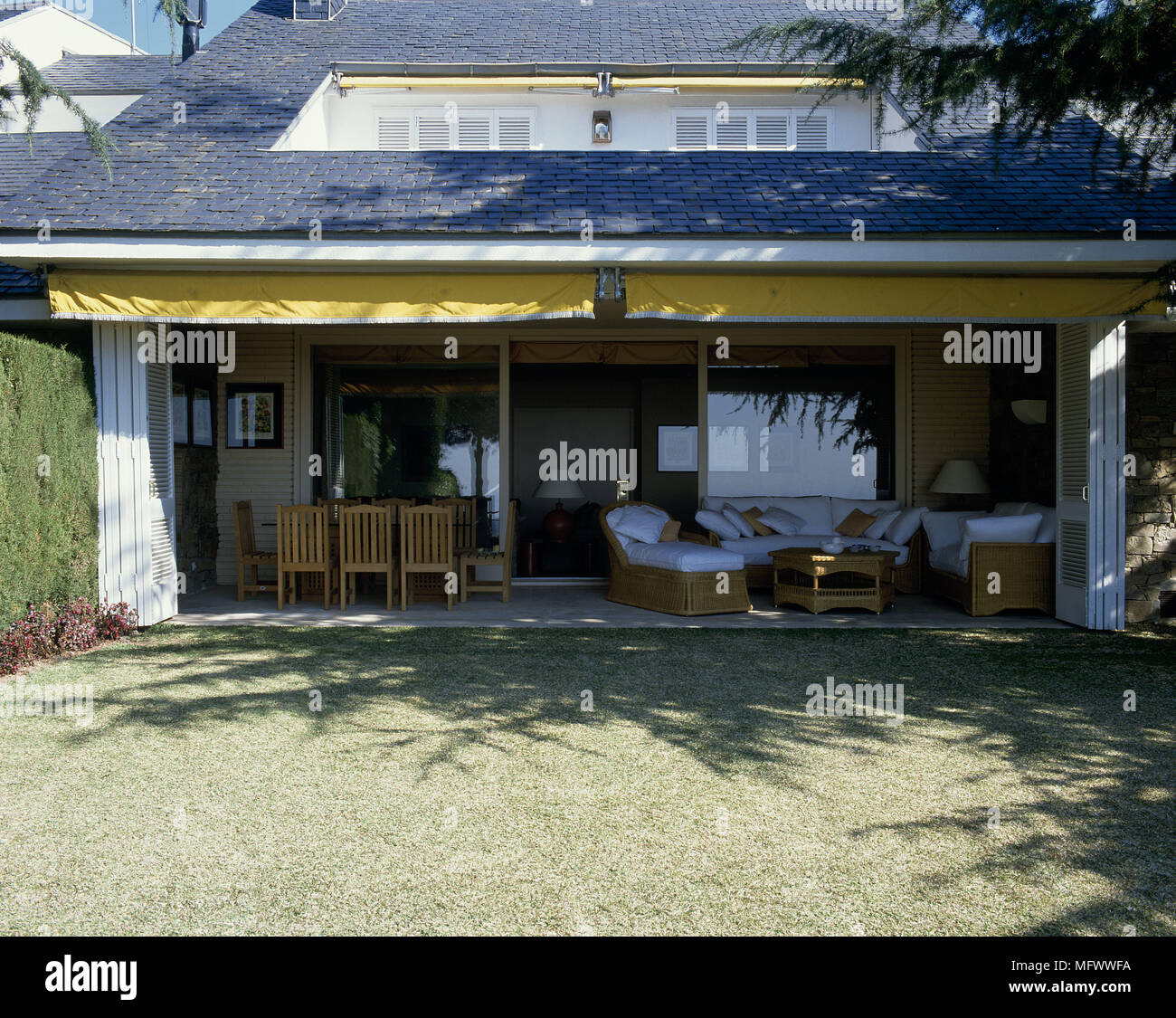 View of a seating arrangement in a lanai Stock Photo - Alamy