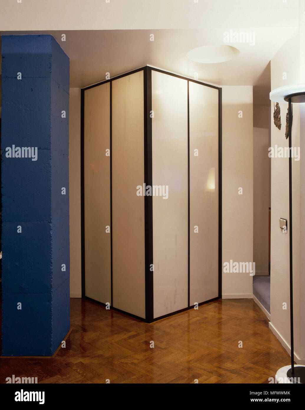 Well lit rooms hi-res stock photography and images - Alamy