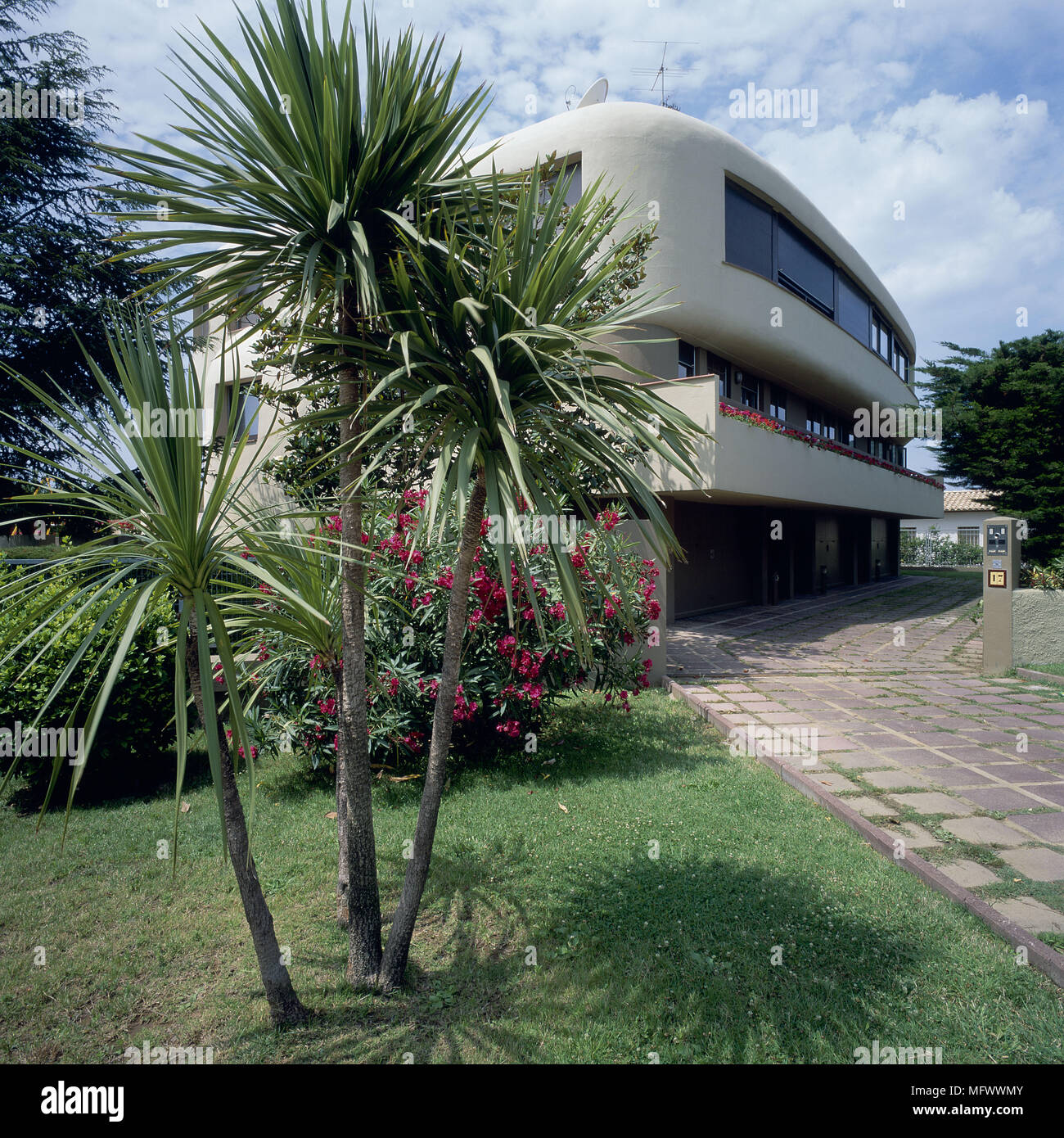 Well maintained homes hi-res stock photography and images - Alamy