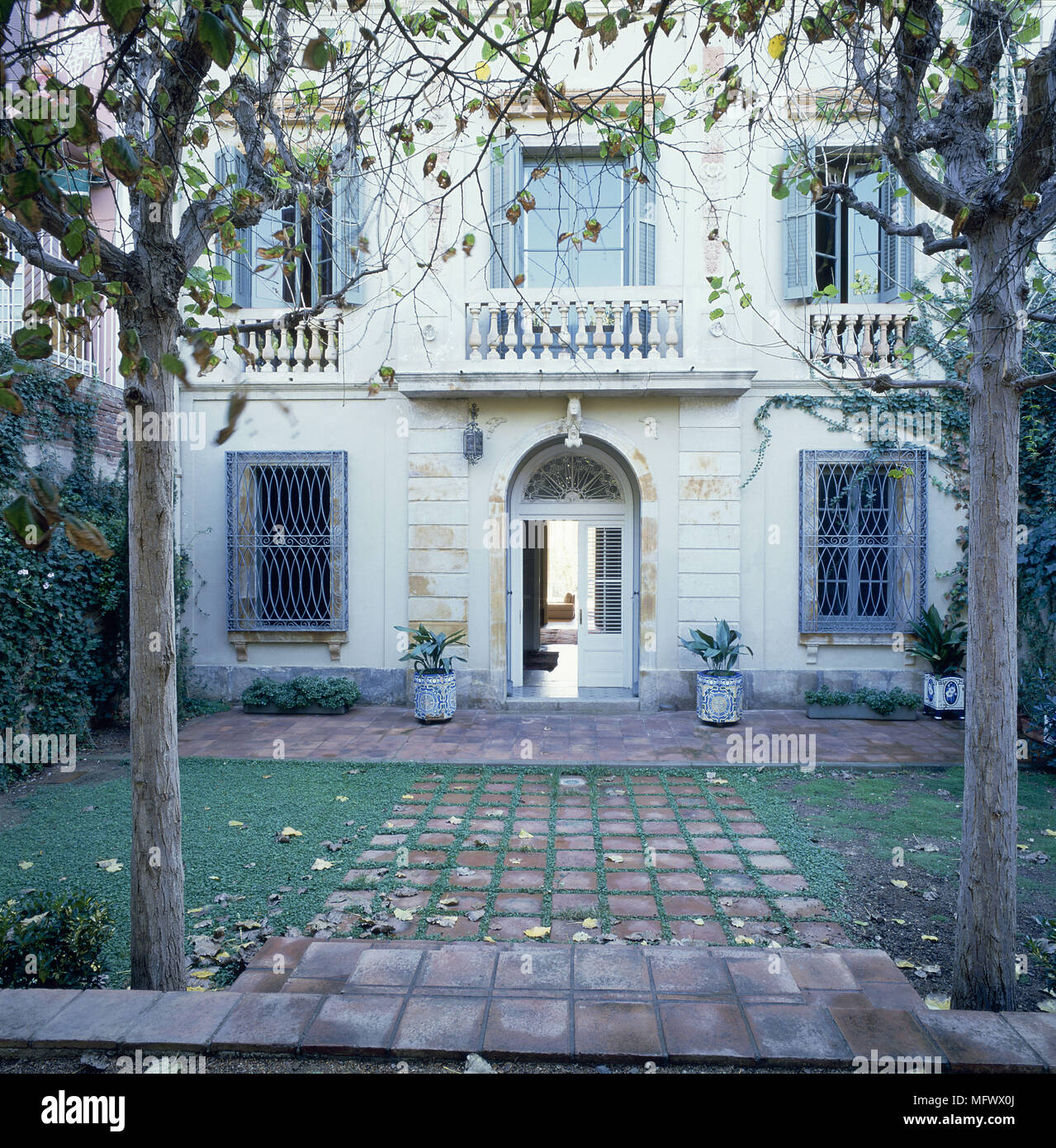 View of an elegant house from a pavement Stock Photo - Alamy