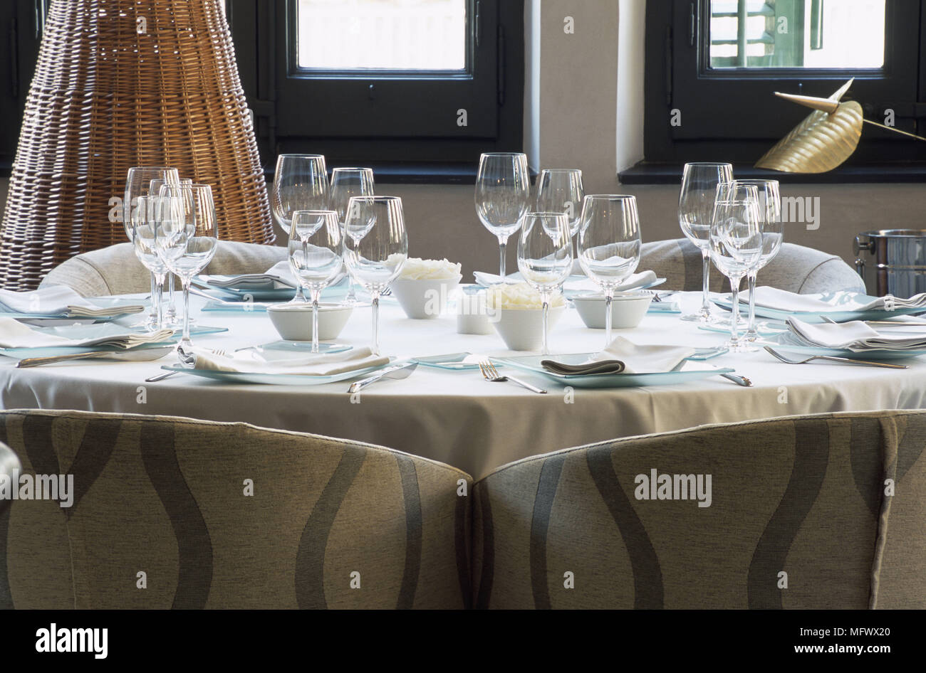 Elegantly set dining table hi-res stock photography and images - Alamy