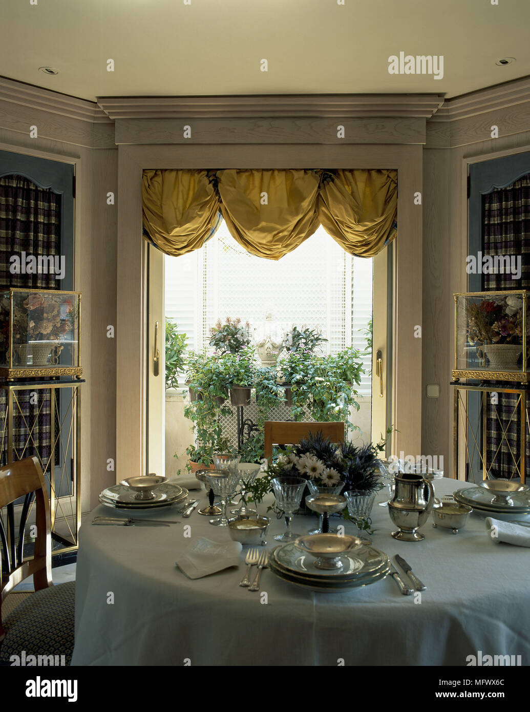 Interiors dining room mirrors hi-res stock photography and images - Alamy