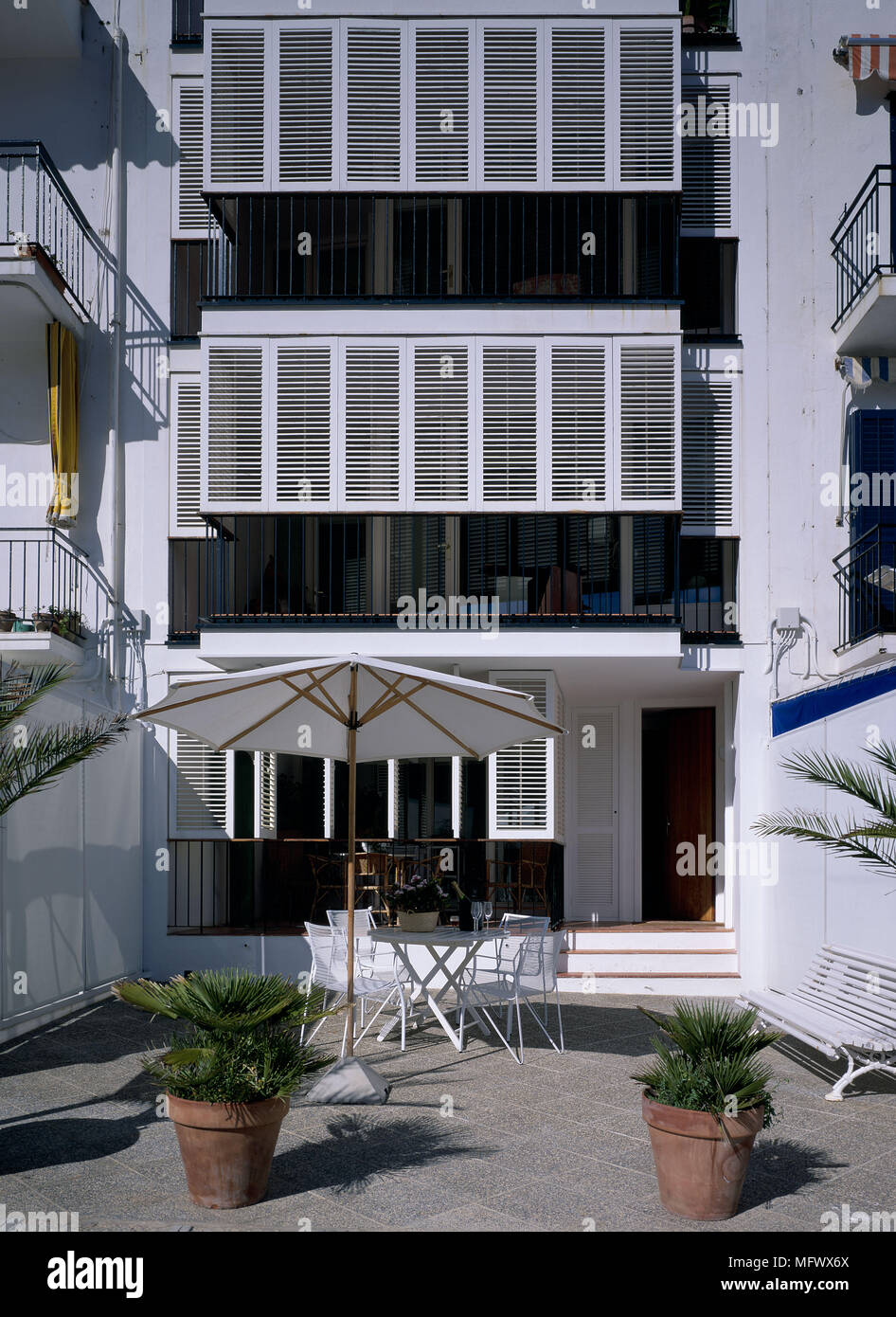 View of an outdoor seating arrangement at a hotel Stock Photo - Alamy