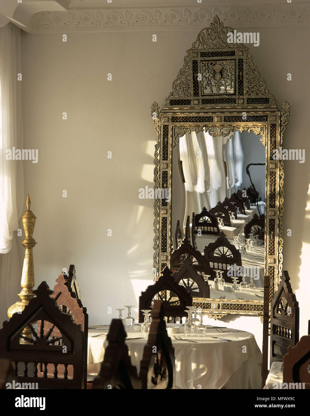 Tables mirrors hi-res stock photography and images - Alamy
