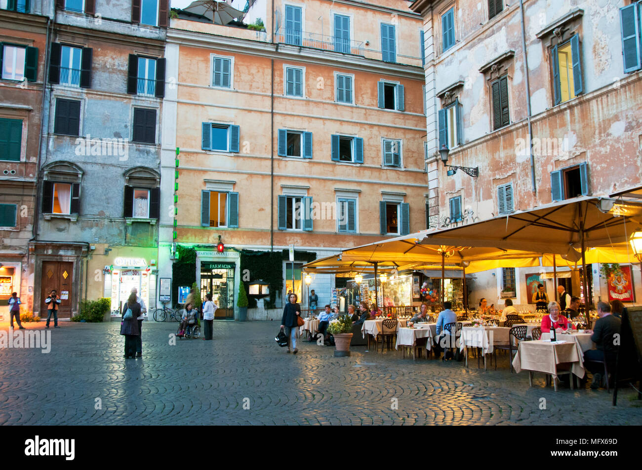 Piazza Santa Maria in Trastevere at dusk. Rome, Italy Stock Photo - Alamy