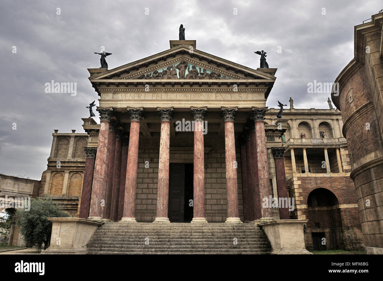 Movie sets hi-res stock photography and images - Alamy