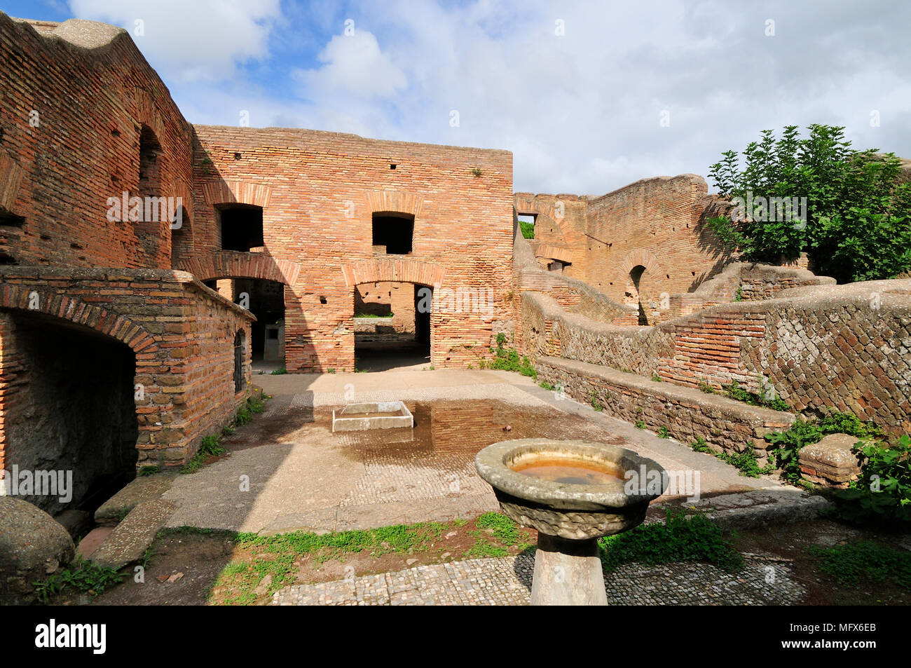 Roman courtyard house hi-res stock photography and images - Alamy