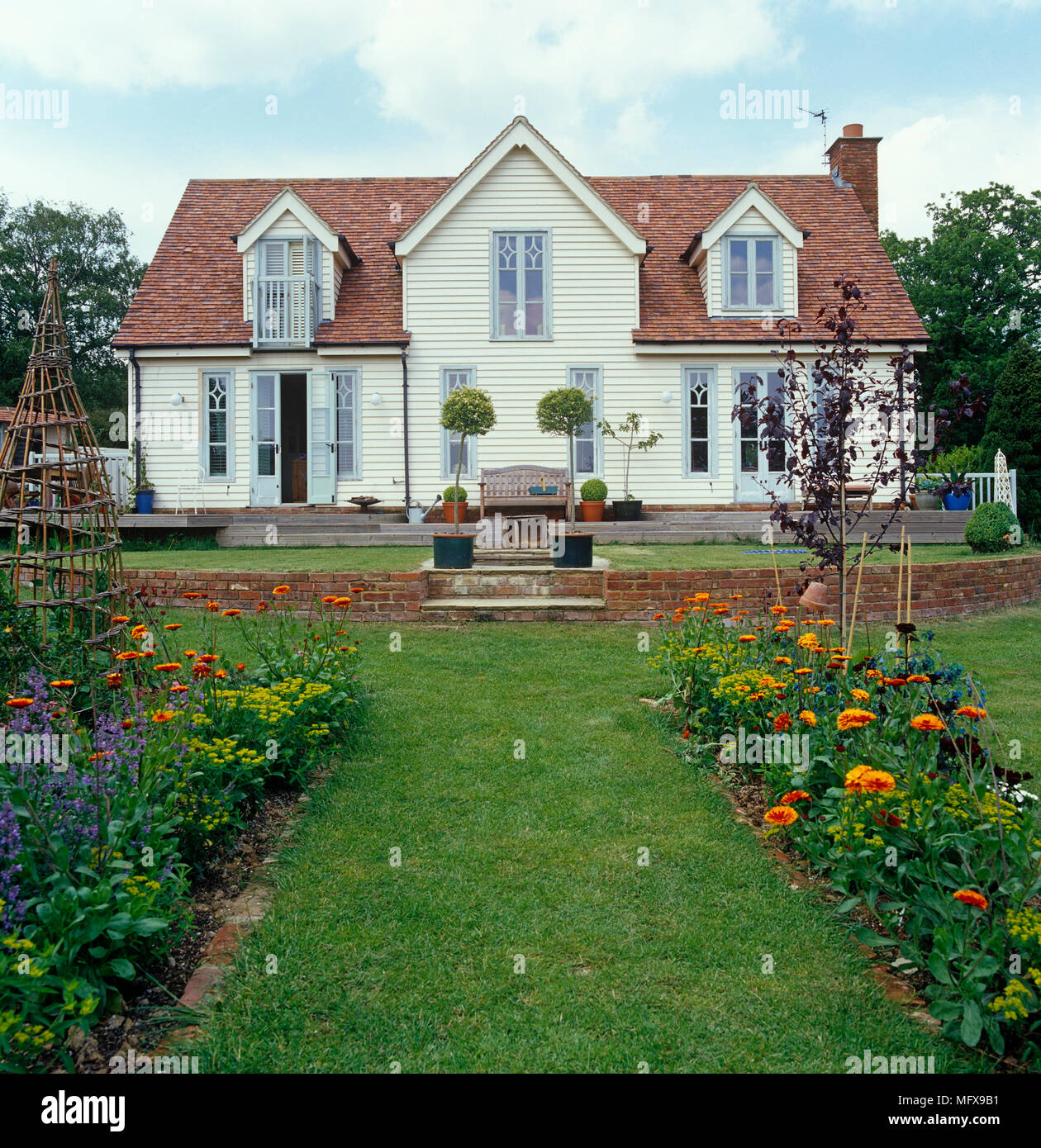 Weatherboard country house hi-res stock photography and images - Alamy