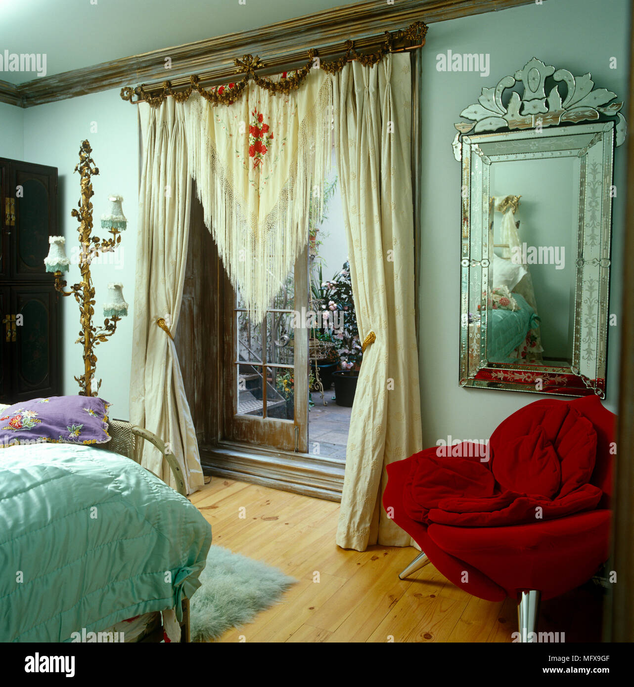 Cornice curtains hi-res stock photography and images - Alamy