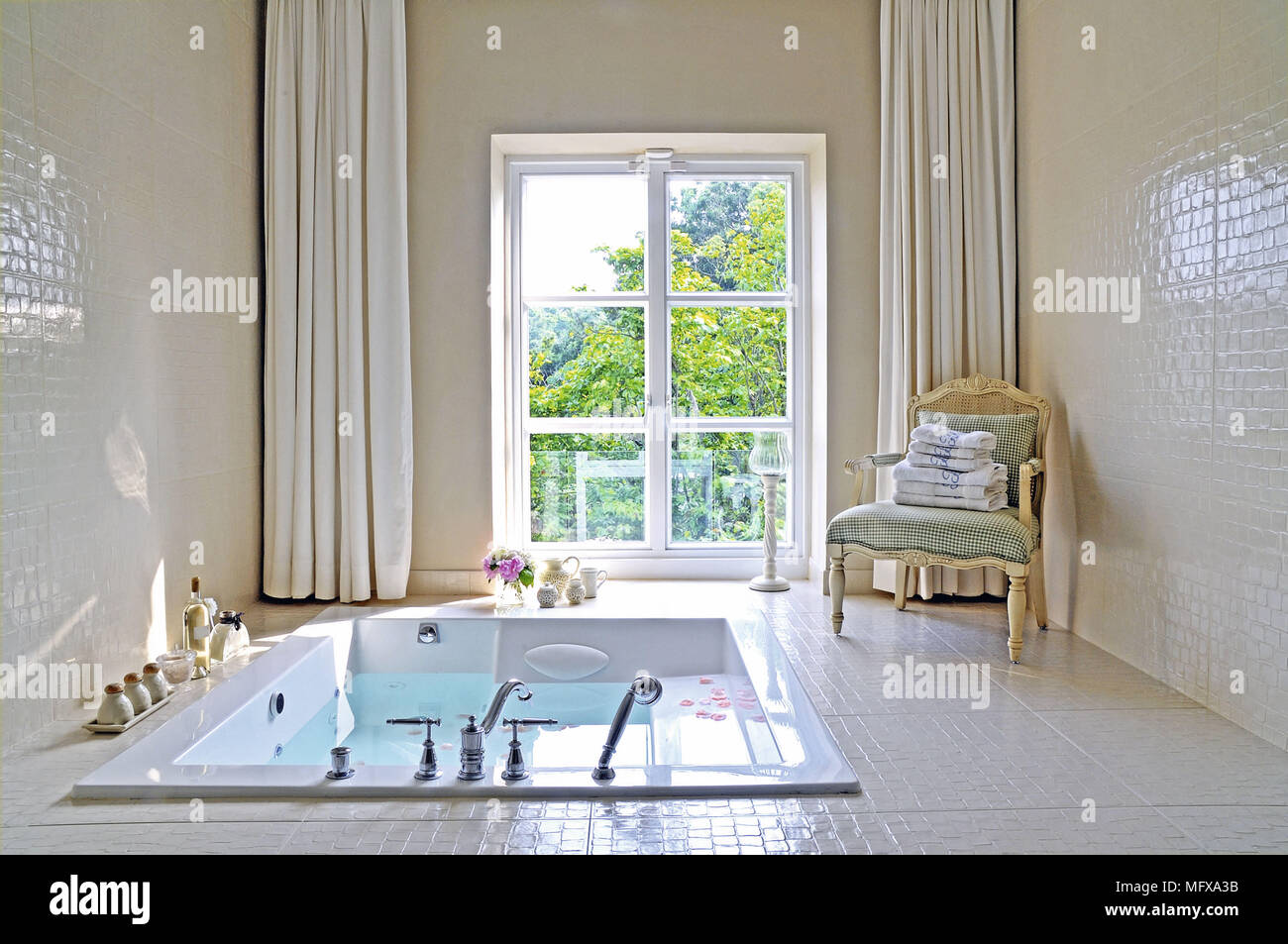 Bathroom with sunken bathtub hi-res stock photography and images - Alamy