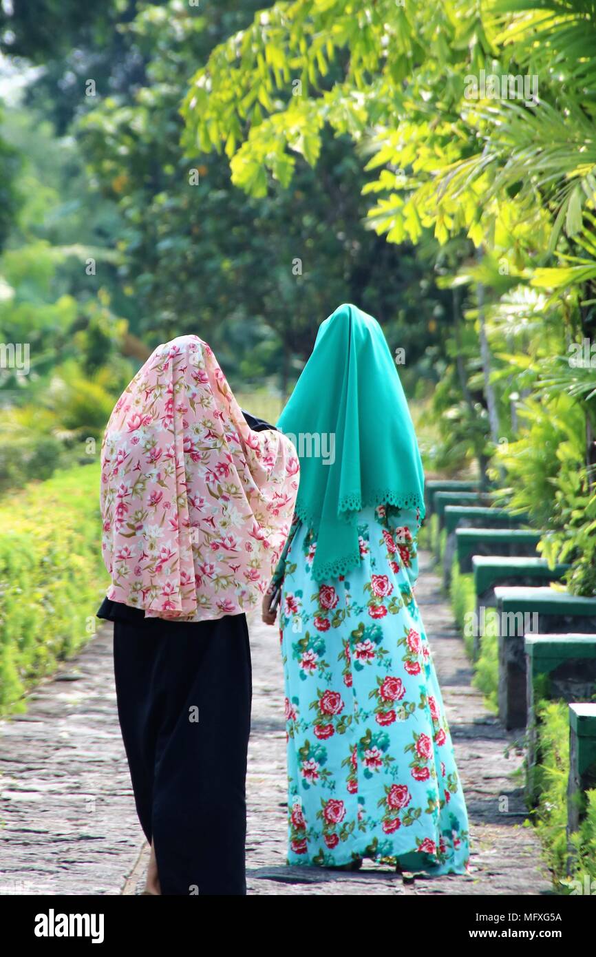 People stroll along pathway hi-res stock photography and images - Alamy