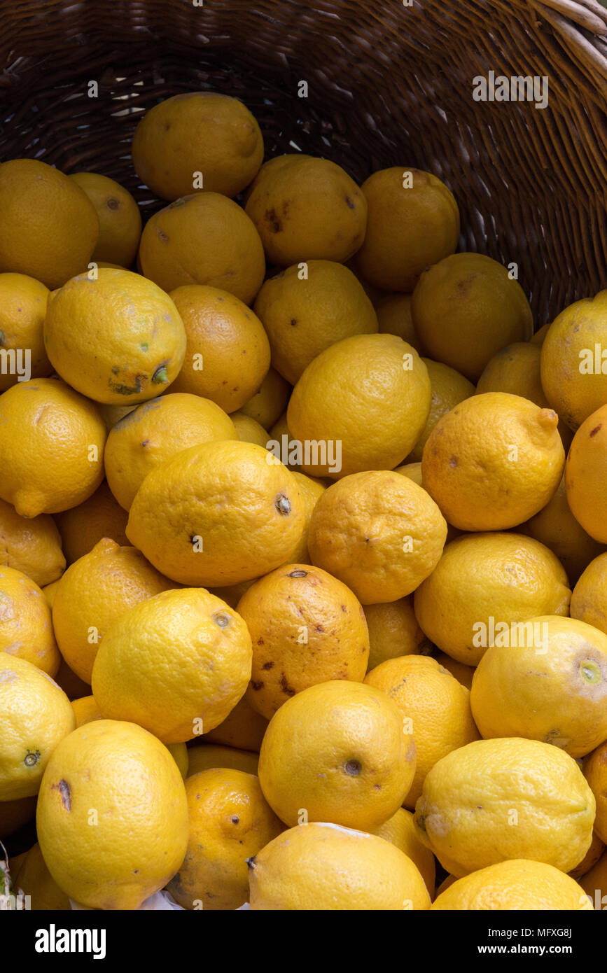 Lemons on a market stall hi-res stock photography and images - Alamy