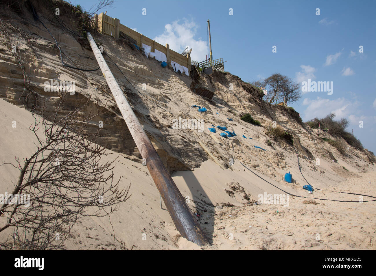 Unsafe cliff edge hi-res stock photography and images - Alamy