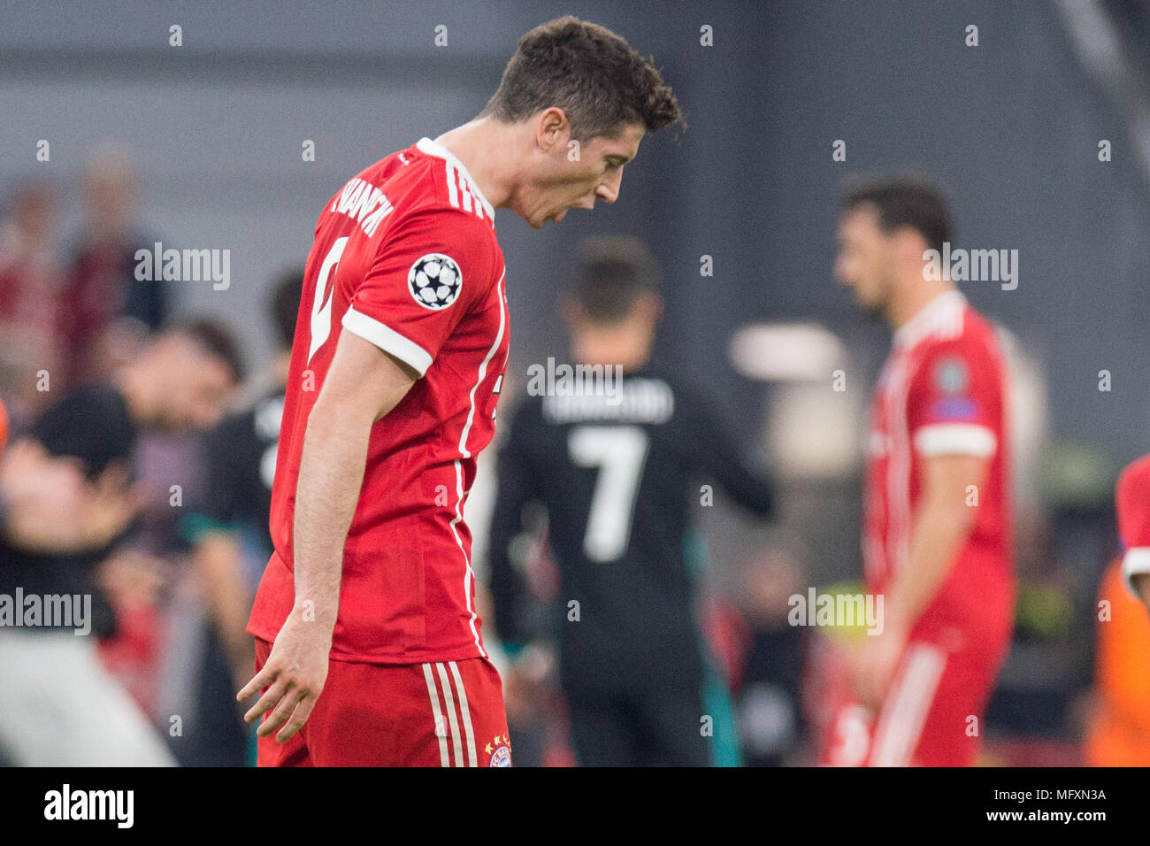Munich, Deutschland. 25th Apr, 2018. Robert LEWANDOWSKI (M) is ...