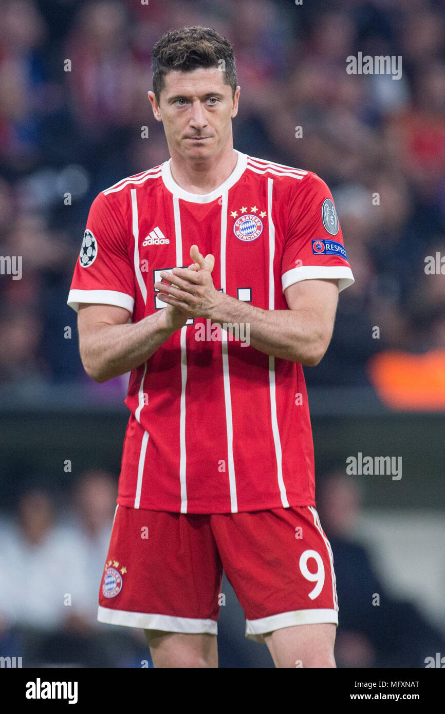 Munich, Deutschland. 25th Apr, 2018. Robert LEWANDOWSKI (M) is ...