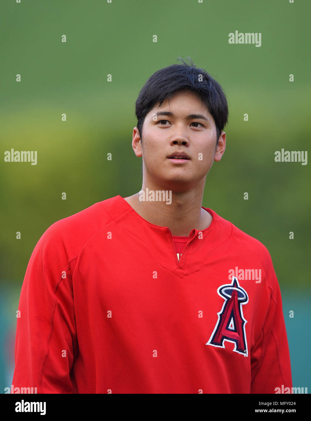 Shohei Ohtani of the Los Angeles Angels warms up during batting ...