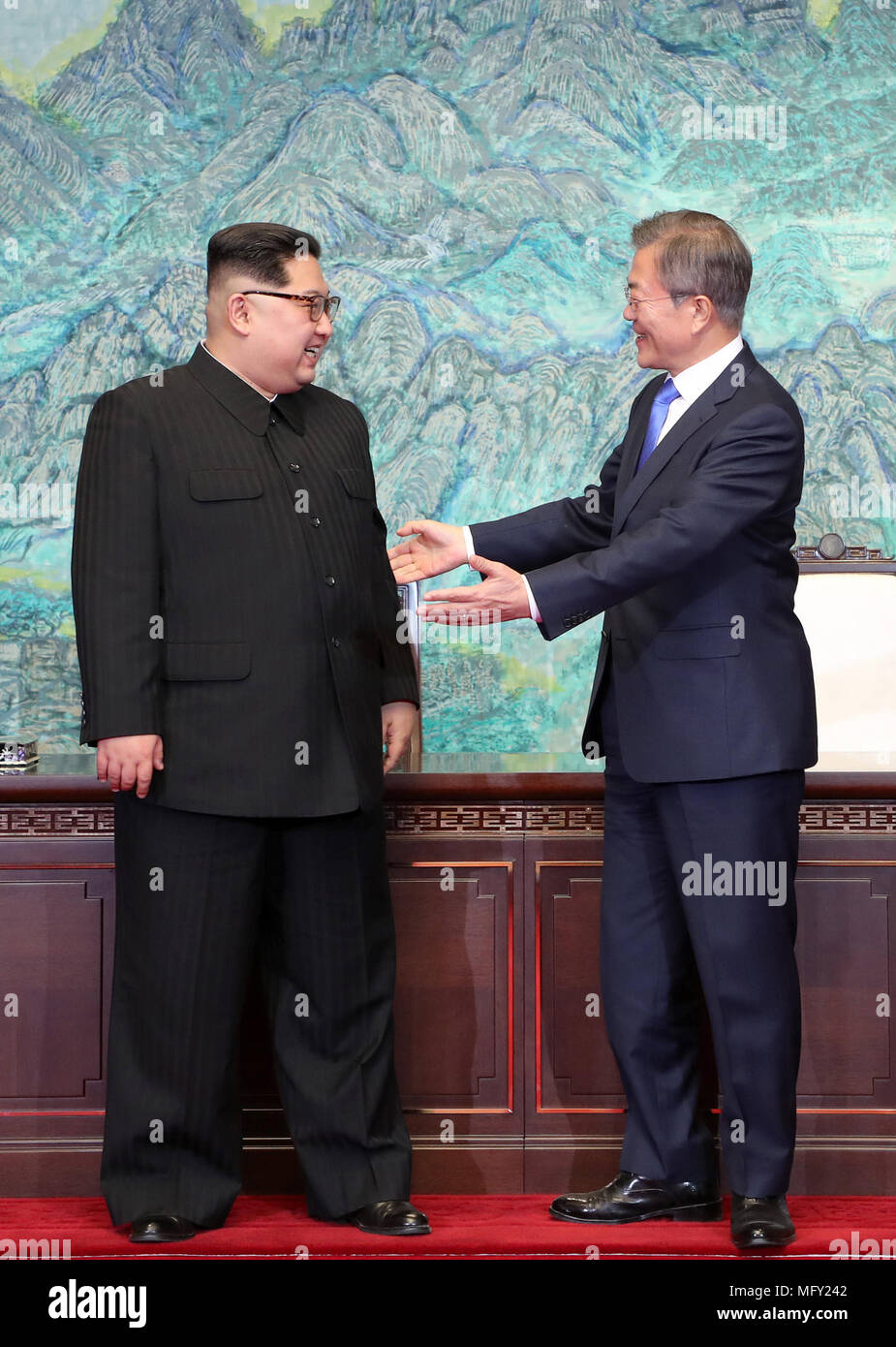 Panmunjom. 27th Apr, 2018. Inter-Korean summit South Korean President ...