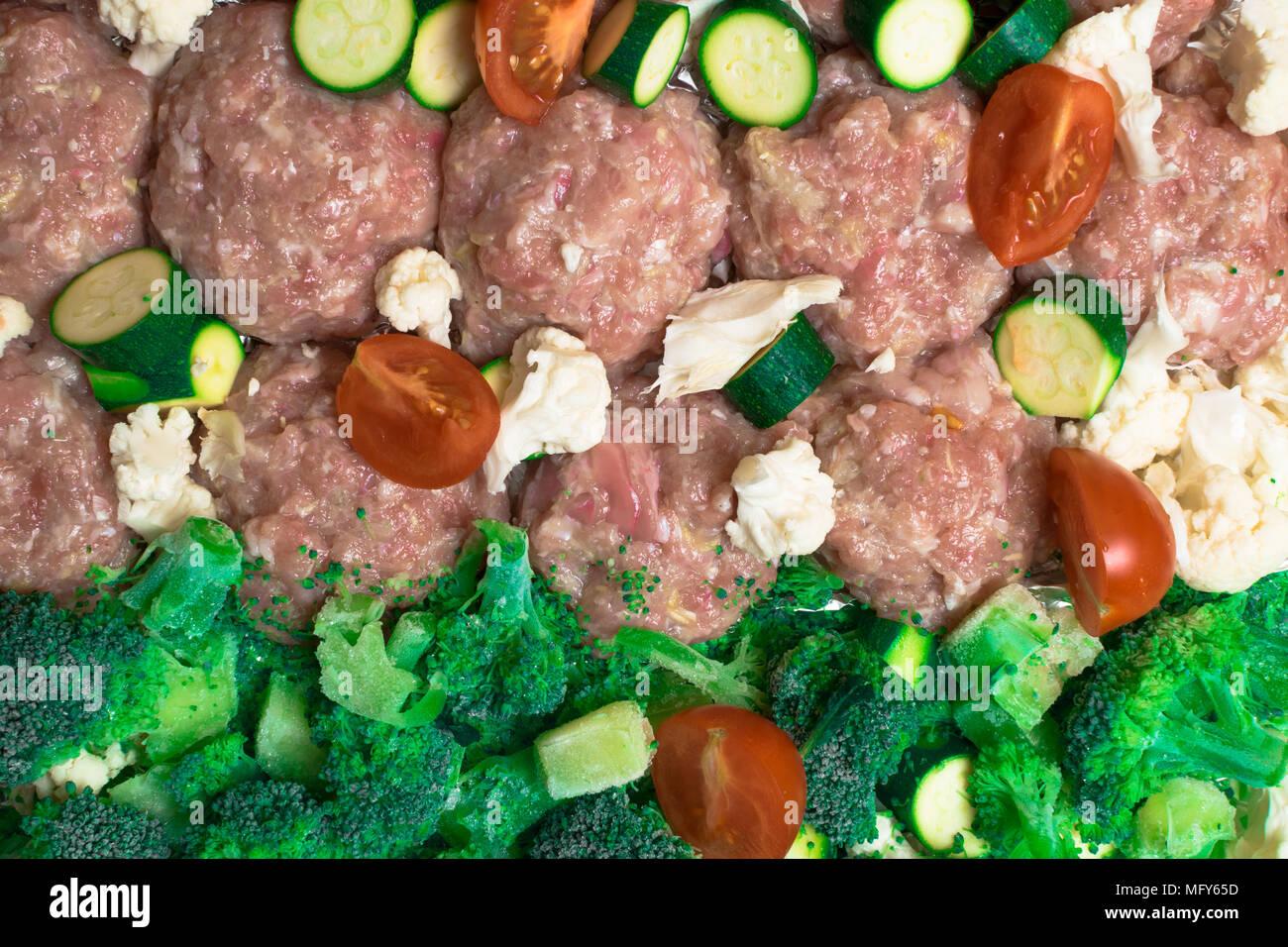 raw homemade meat balls, cutlets with mix of vegetables, top view Stock ...