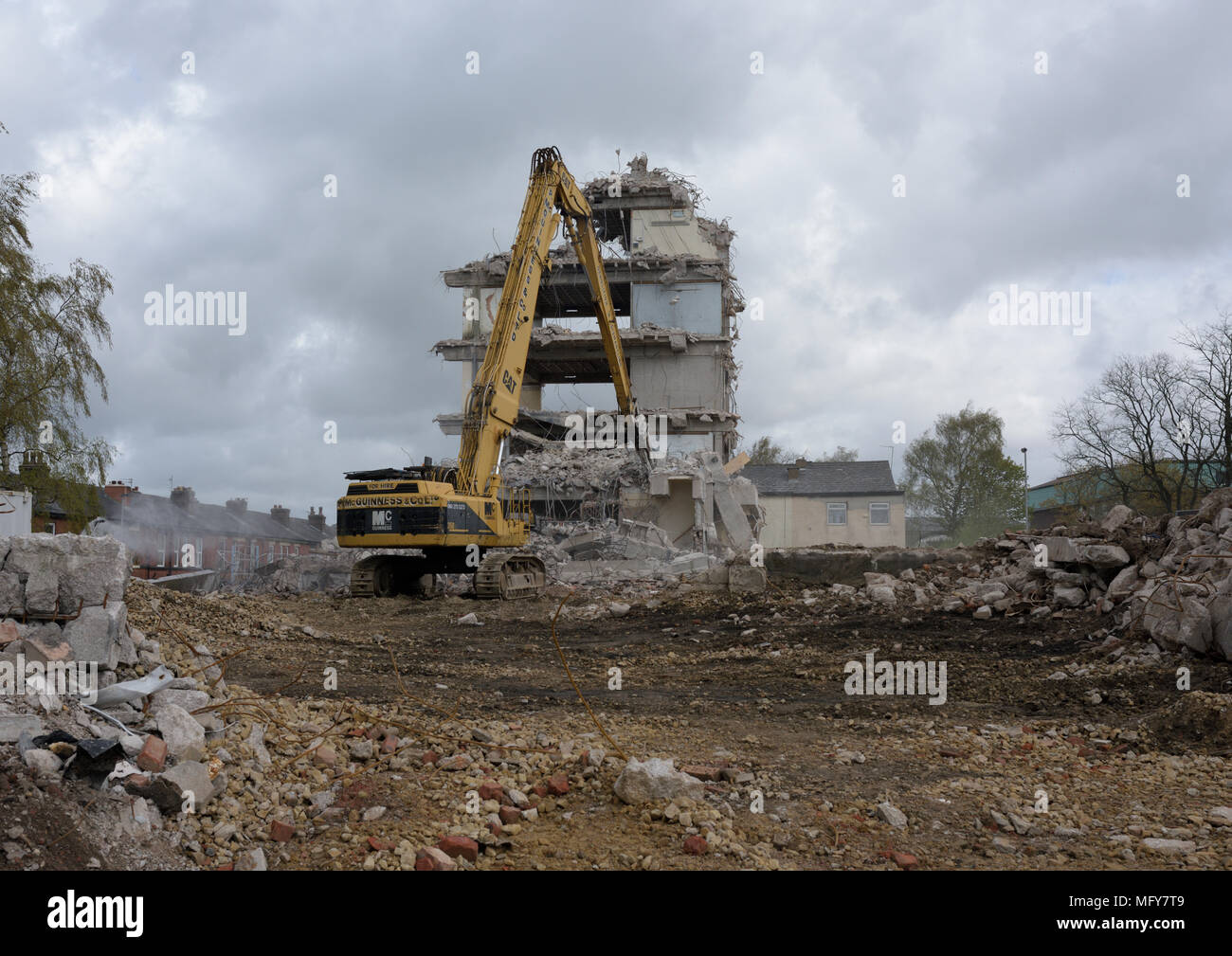 Controlled demolition of multi storey building using Caterpillar 350L ...