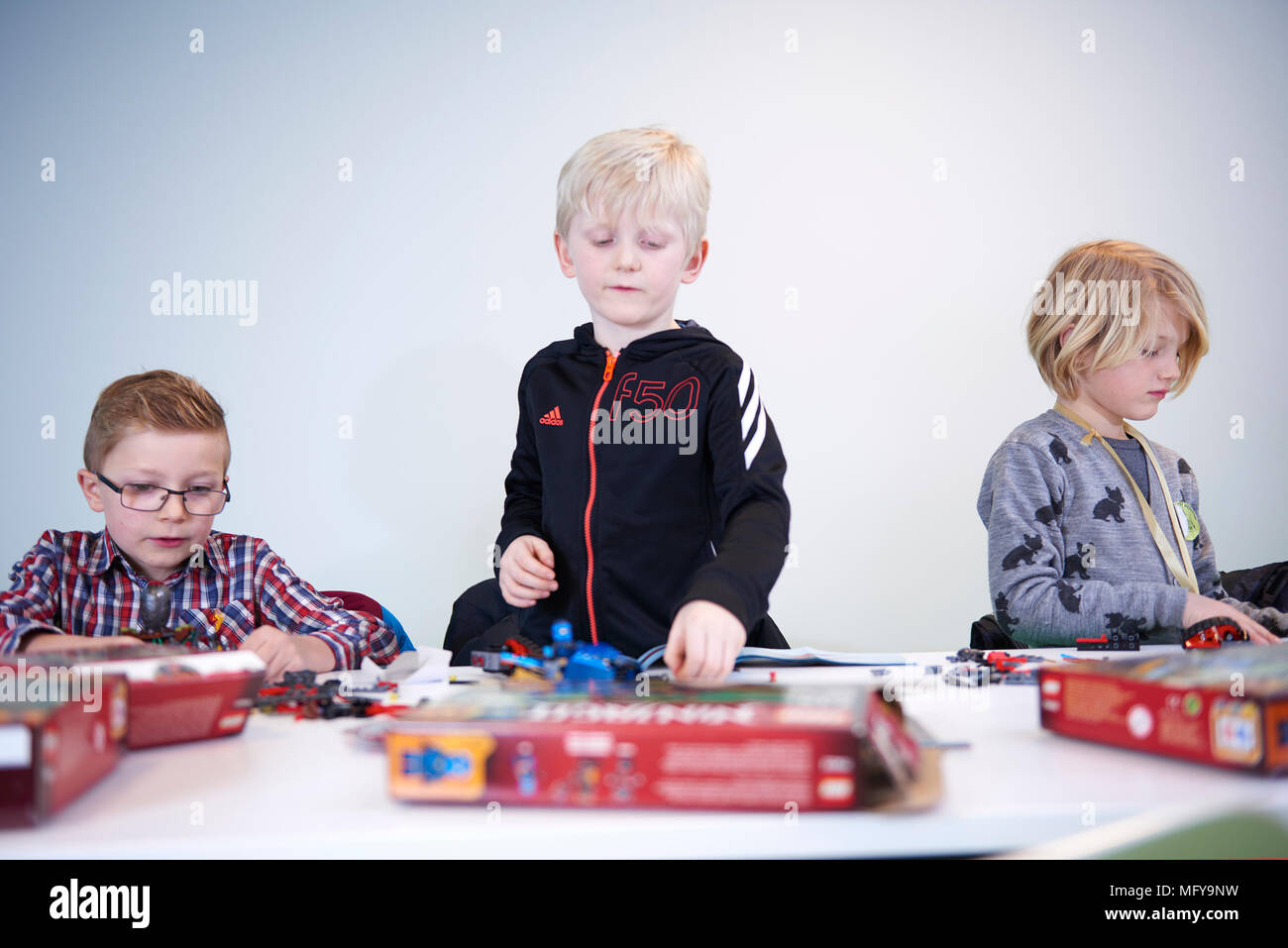 Kids playing with LEGO Stock Photo - Alamy