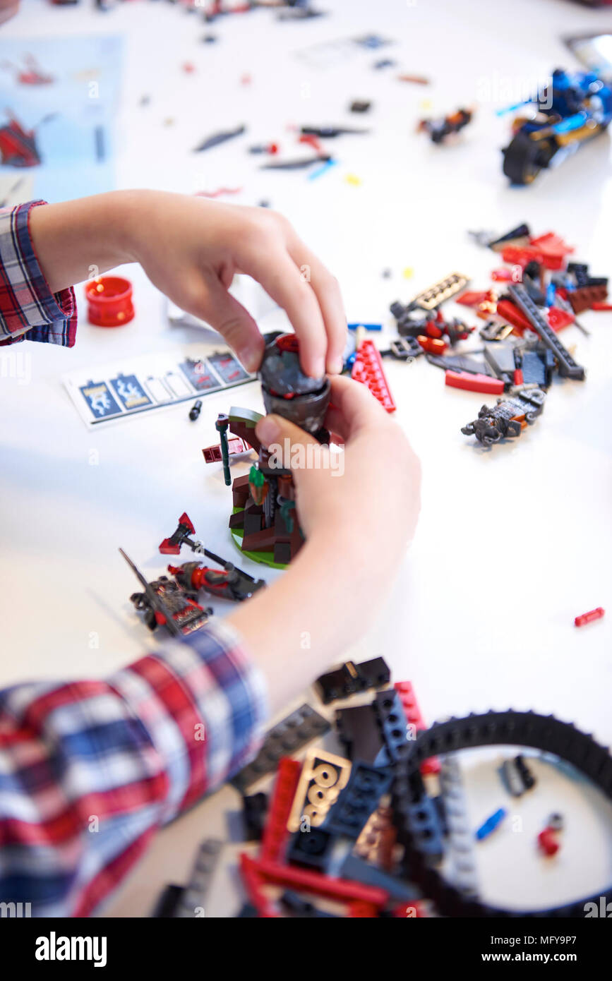 Kids playing with LEGO Stock Photo - Alamy
