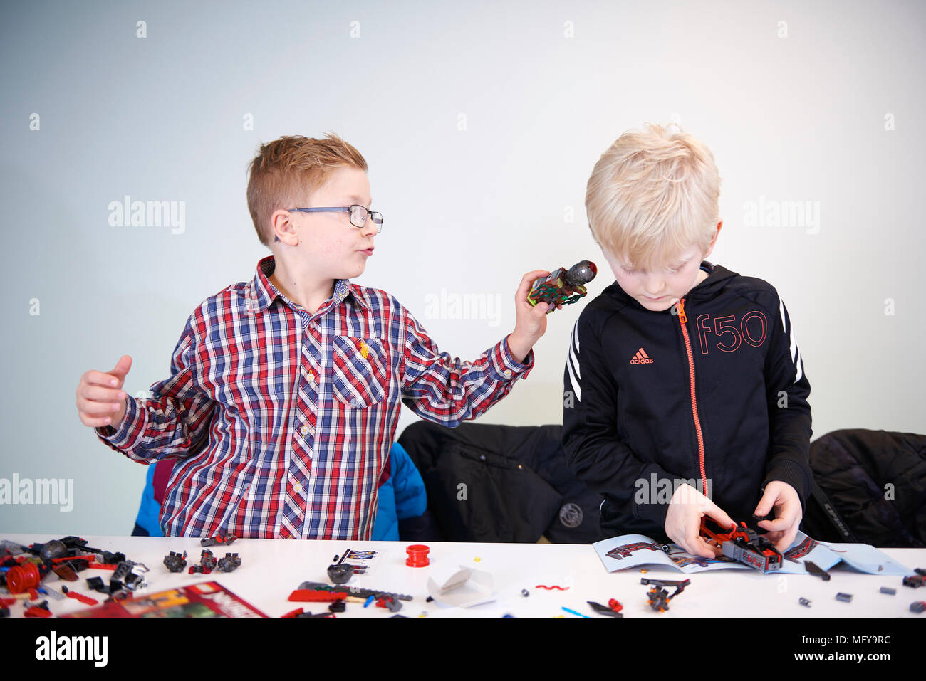 Kids playing with LEGO Stock Photo - Alamy