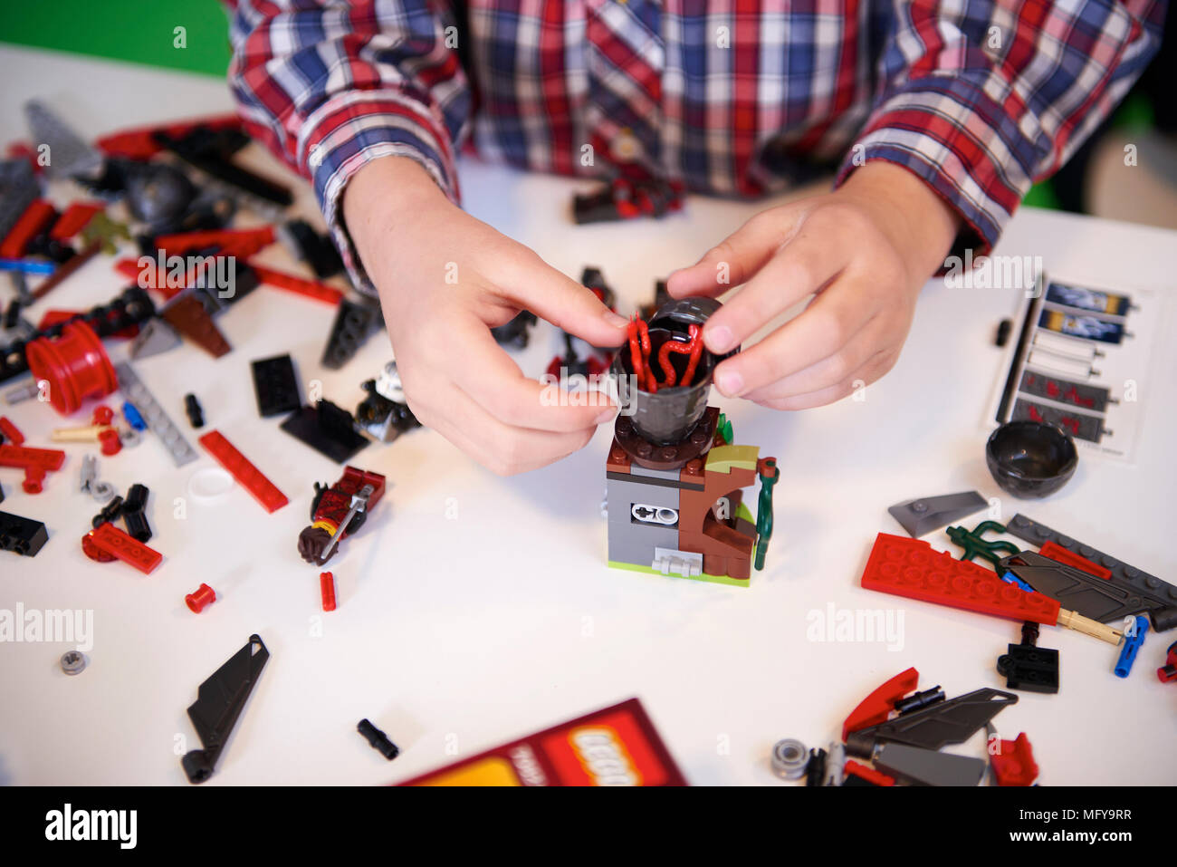 Kids playing with LEGO Stock Photo - Alamy