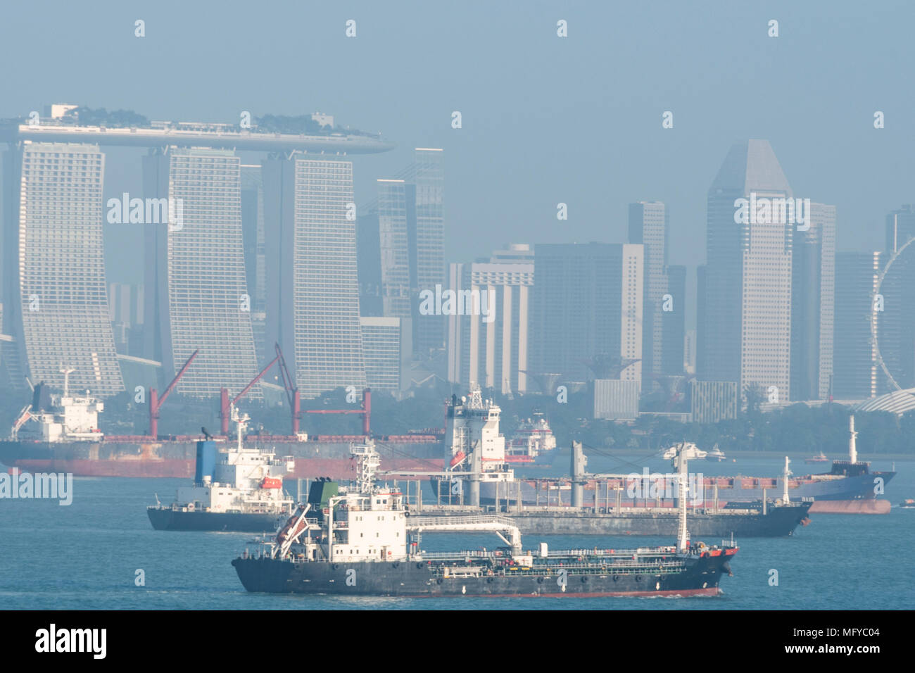Ships in singapore harbor hi-res stock photography and images - Alamy