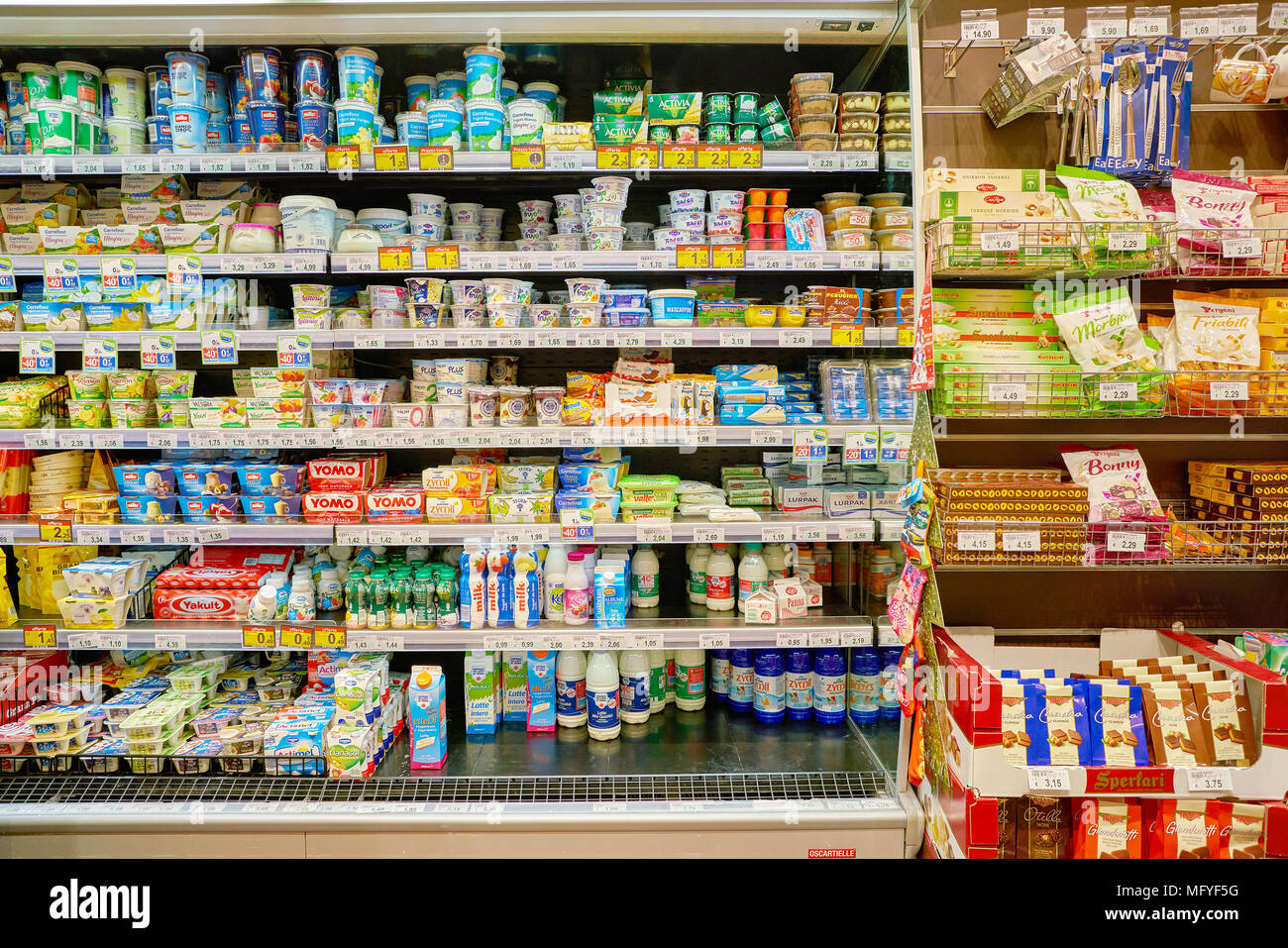 Carrefour express convenience store grocery supermarket food hi-res ...