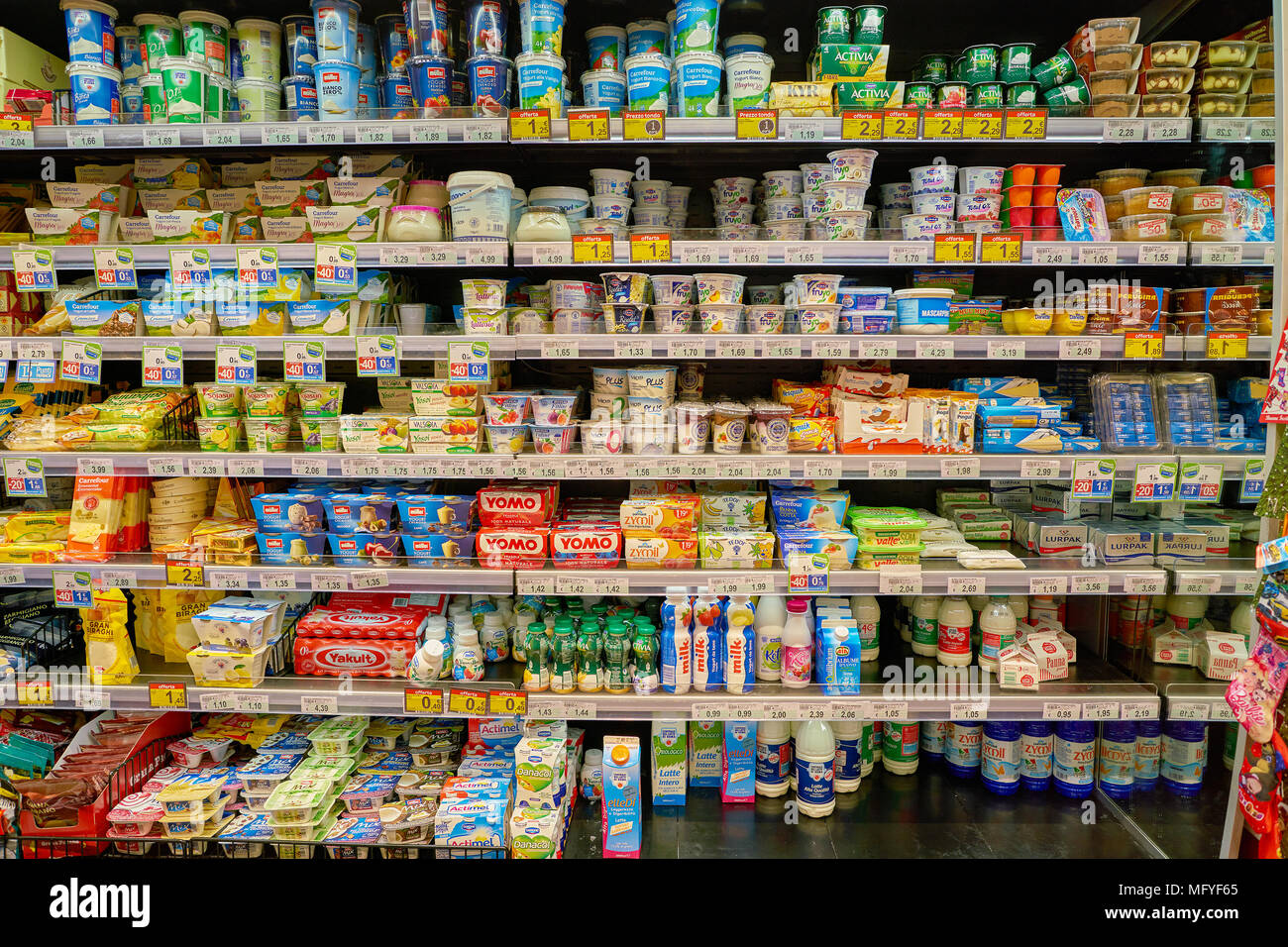 Carrefour express convenience store grocery supermarket food hi-res ...