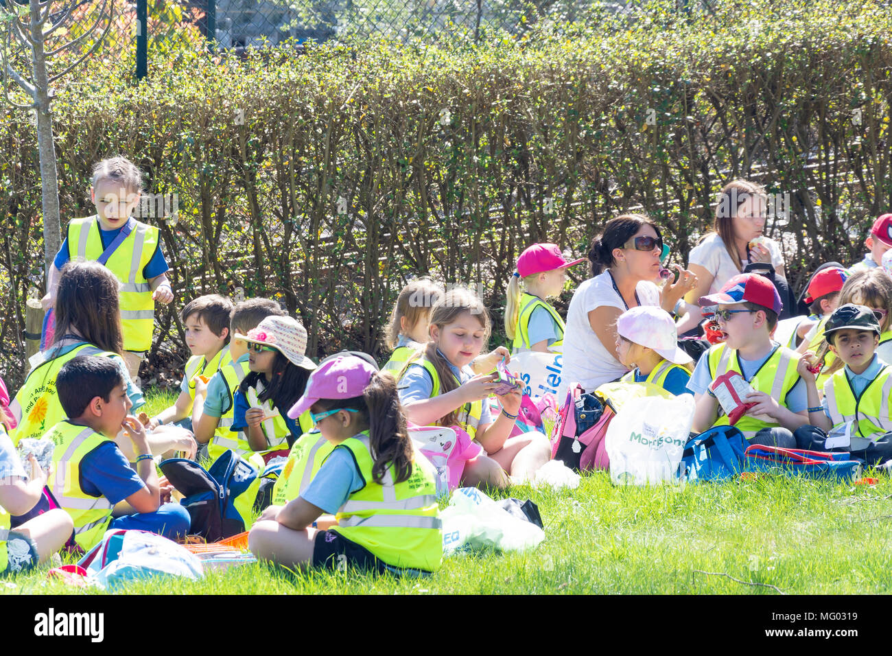 Primary school children having picnic lunch at legoland windsor hi-res ...