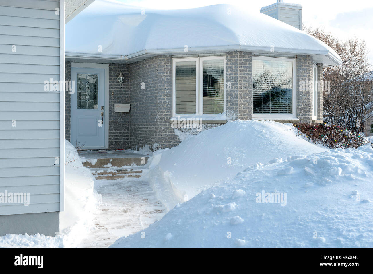 Path through snow to front door Stock Photo - Alamy