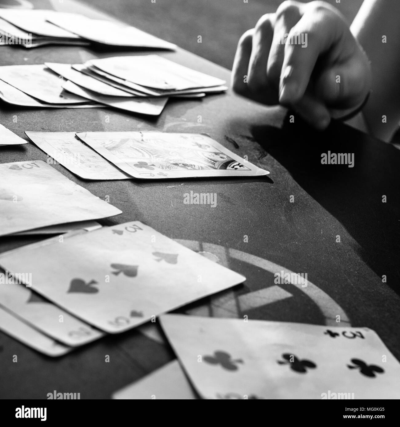 teenager playing solitaire on an outdoor picnic table Stock Photo - Alamy