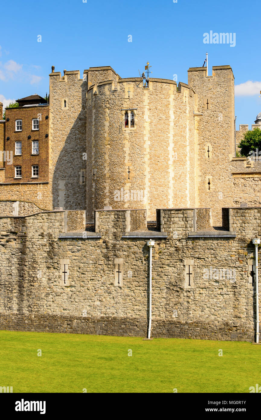 Exterior of the Tower of London (Her Majesty's Royal Palace and ...
