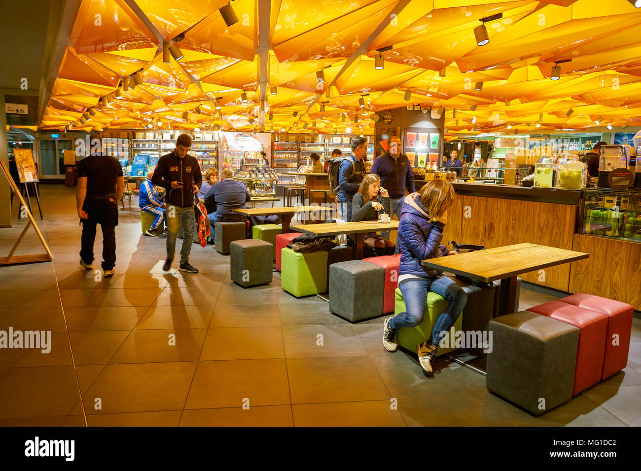 Milan rinascente restaurant hi-res stock photography and images - Alamy