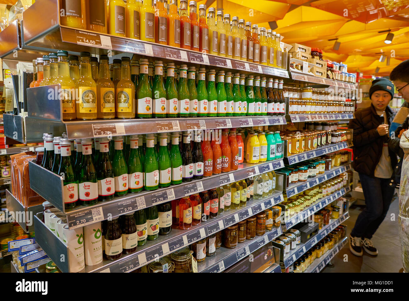 Beverage section in a grocery store hi-res stock photography and images ...