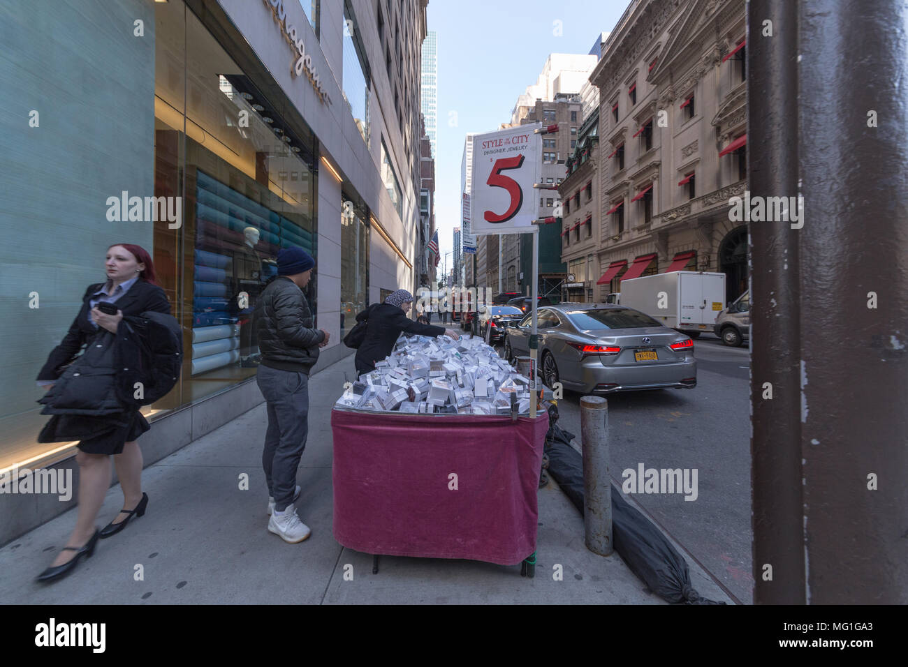 Street vendor jewelry hi-res stock photography and images - Alamy