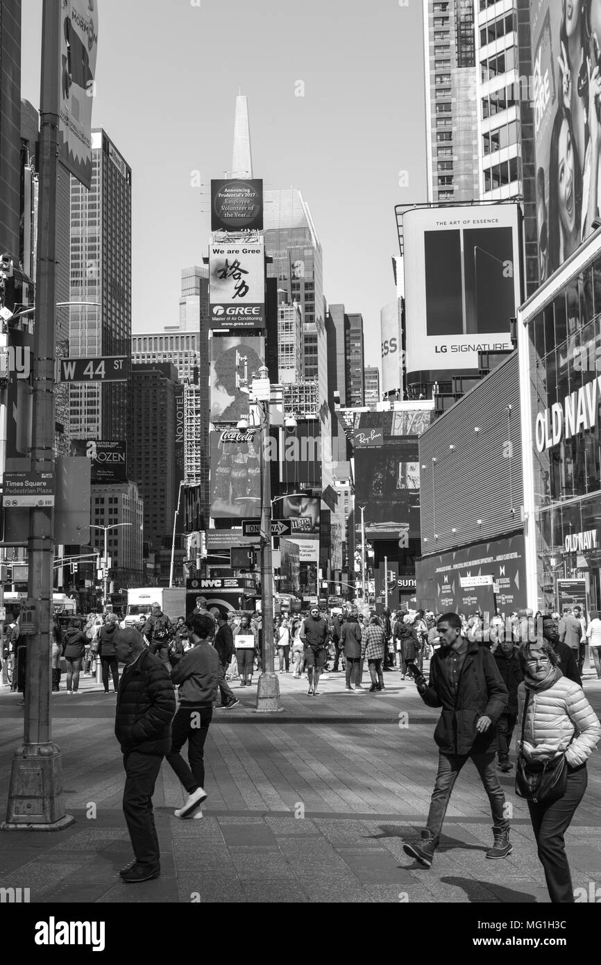 Manhattan busy street people Black and White Stock Photos & Images - Alamy