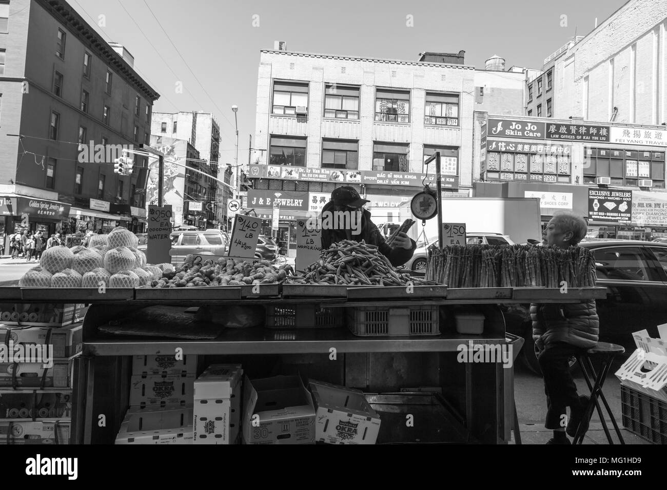 Sidewalk merchant hi-res stock photography and images - Alamy