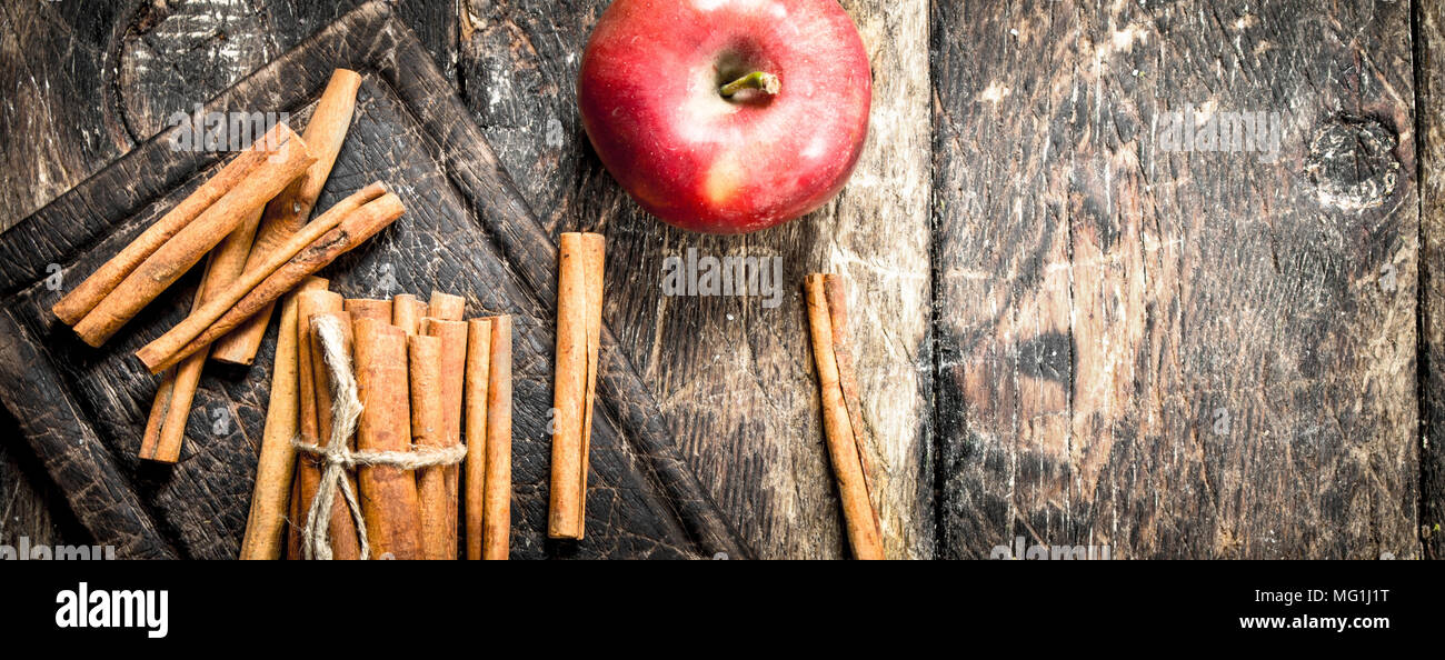 Fresh Apple and cinnamon sticks. On wooden background Stock Photo - Alamy