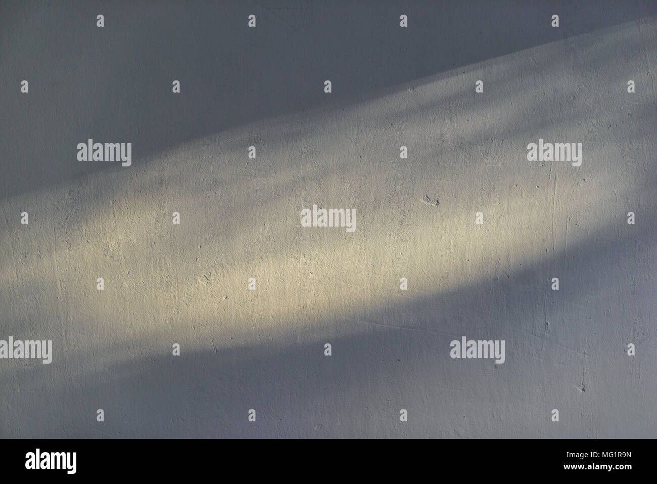 Ray of light on textured wall background Stock Photo - Alamy