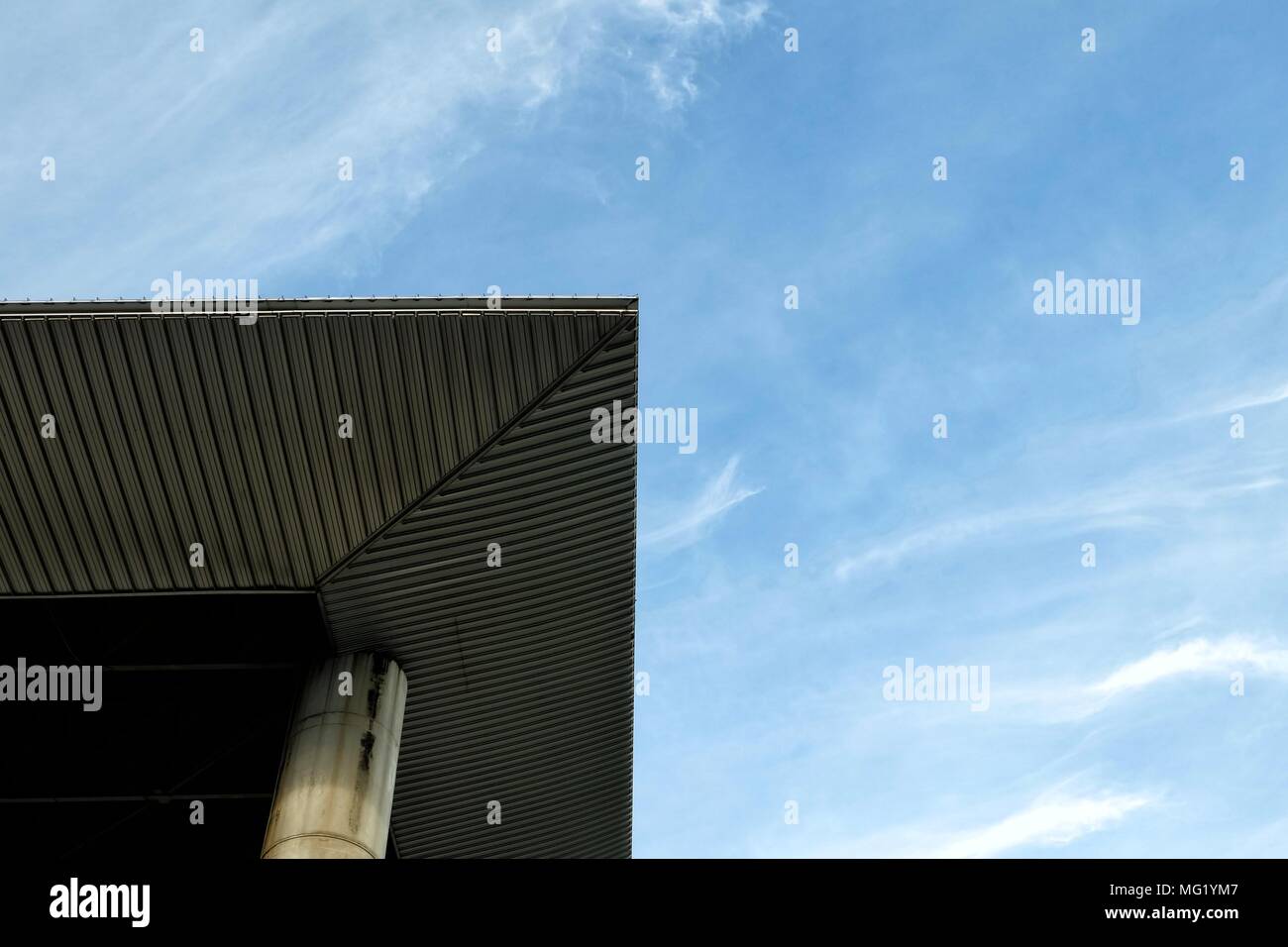 Brown glass bottom window hi-res stock photography and images - Alamy