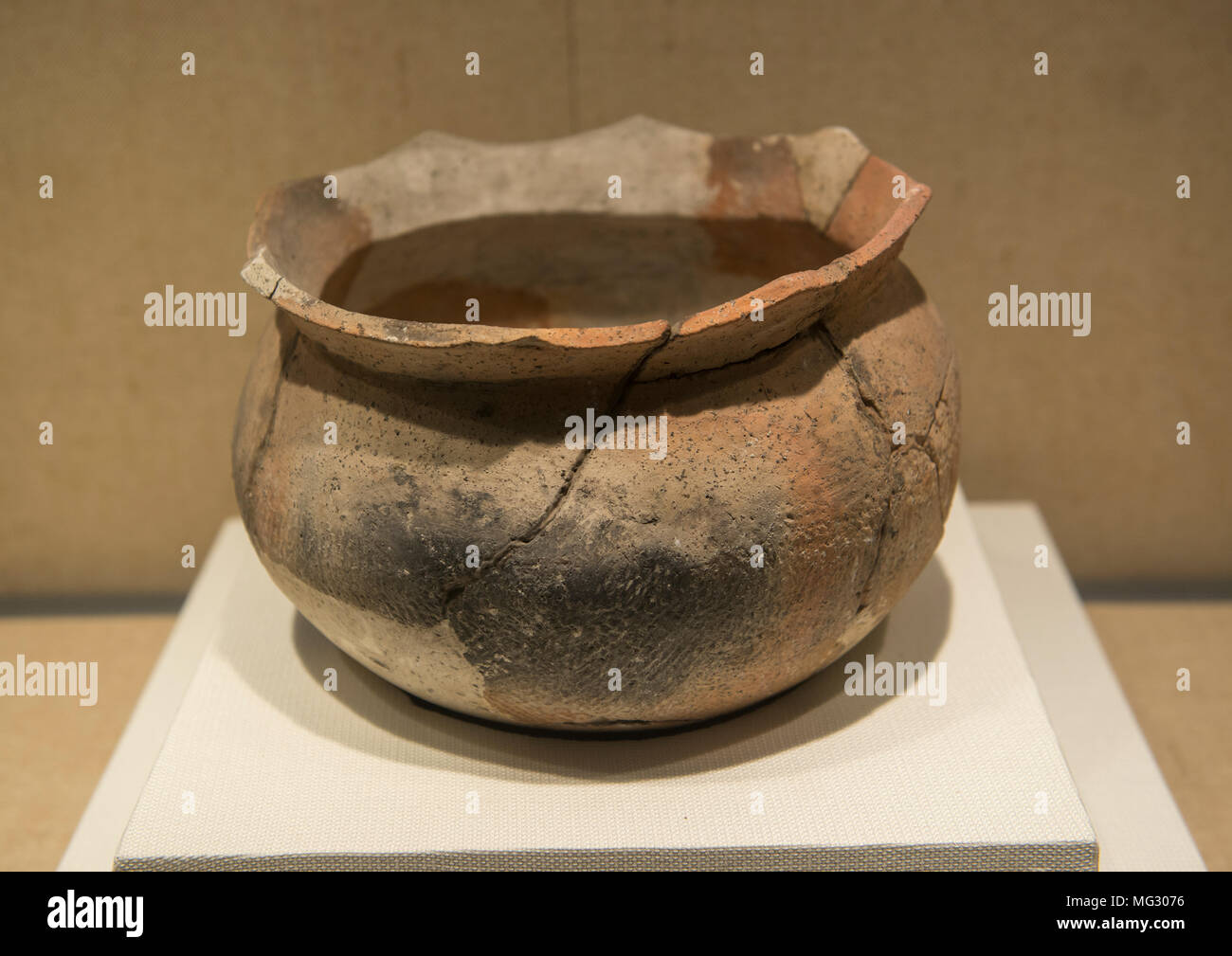 Chinese neolithic pottery hi-res stock photography and images - Alamy
