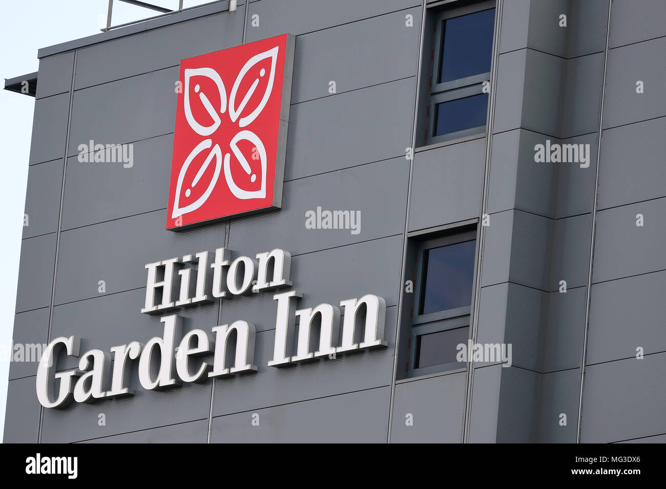 Hilton hotel logo sign hi-res stock photography and images - Alamy