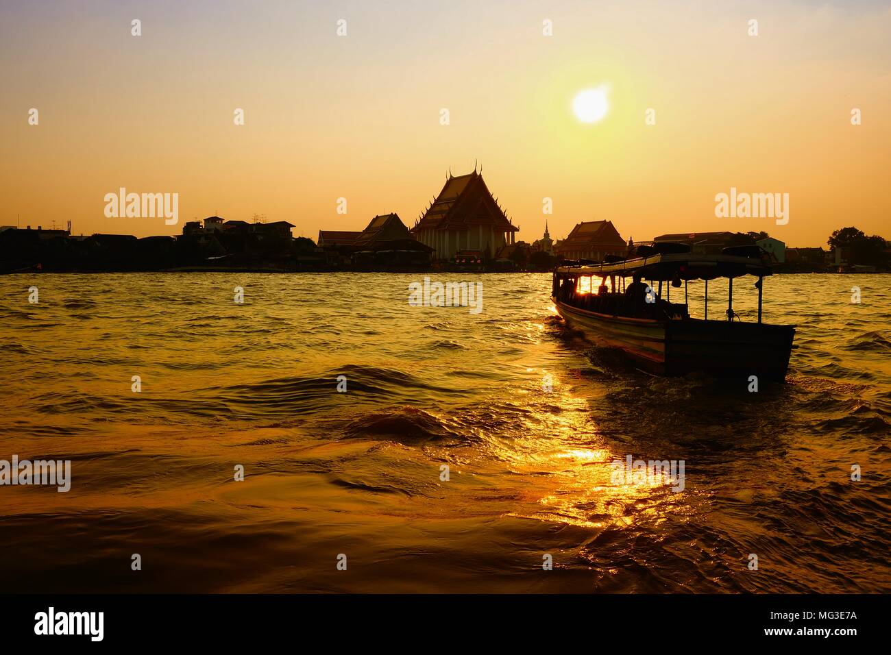 Scenery of Sunset at Chaophraya River at Pak Klong Talad Pier ...